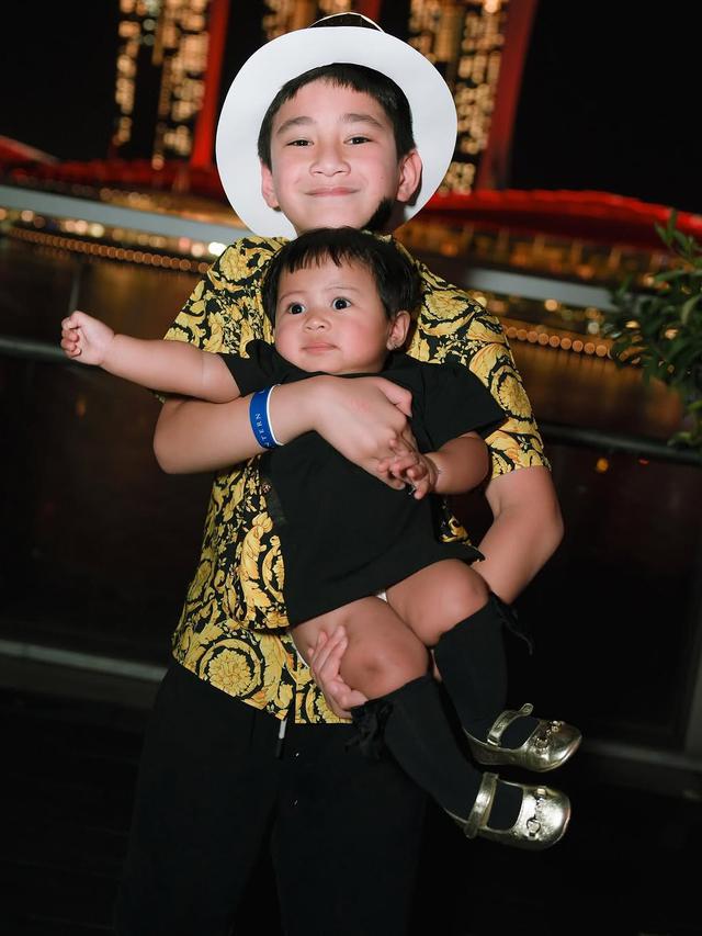 5 Potret Rafathar Gendong Baby Lily dengan Sederet Ekspresi, Kakak Adik ...