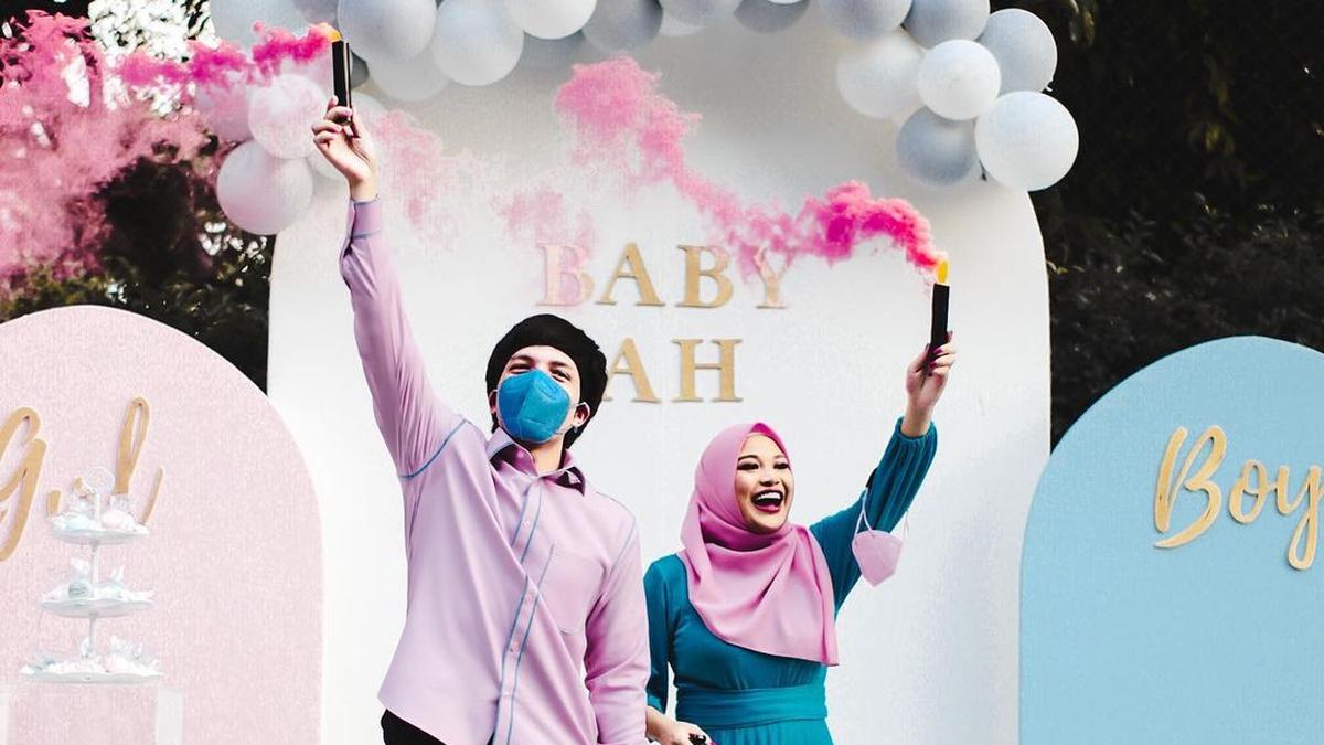 Aurel Hermansyah Minta Dibuatkan Outfit Spesial Biru-Pink untuk Gender Reveal - Fashion Fimela.com