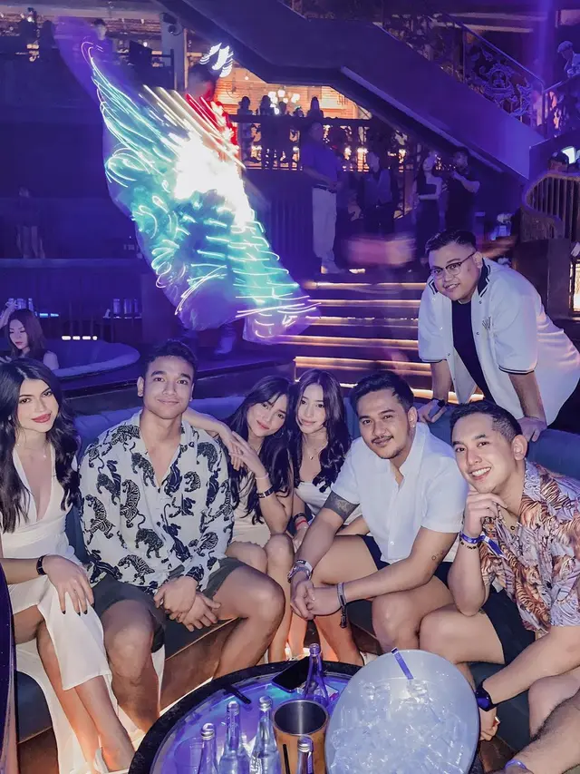 6 Potret Fuji Rayakan Malam Tahun Baru di Bali, Busana Jadi Sorotan ...