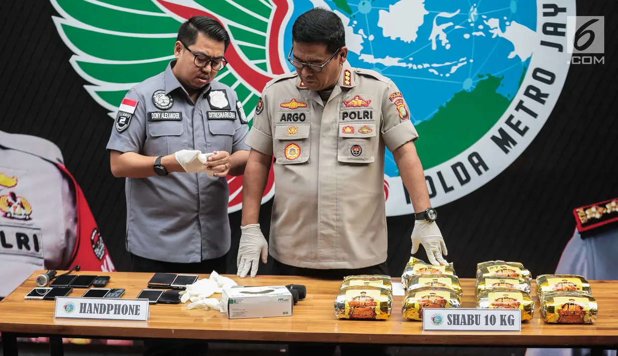 FOTO: 10 Kg Sabu Dalam Bungkus Teh Disita dari Jaringan Malaysia-Jakarta - Foto Liputan6.com