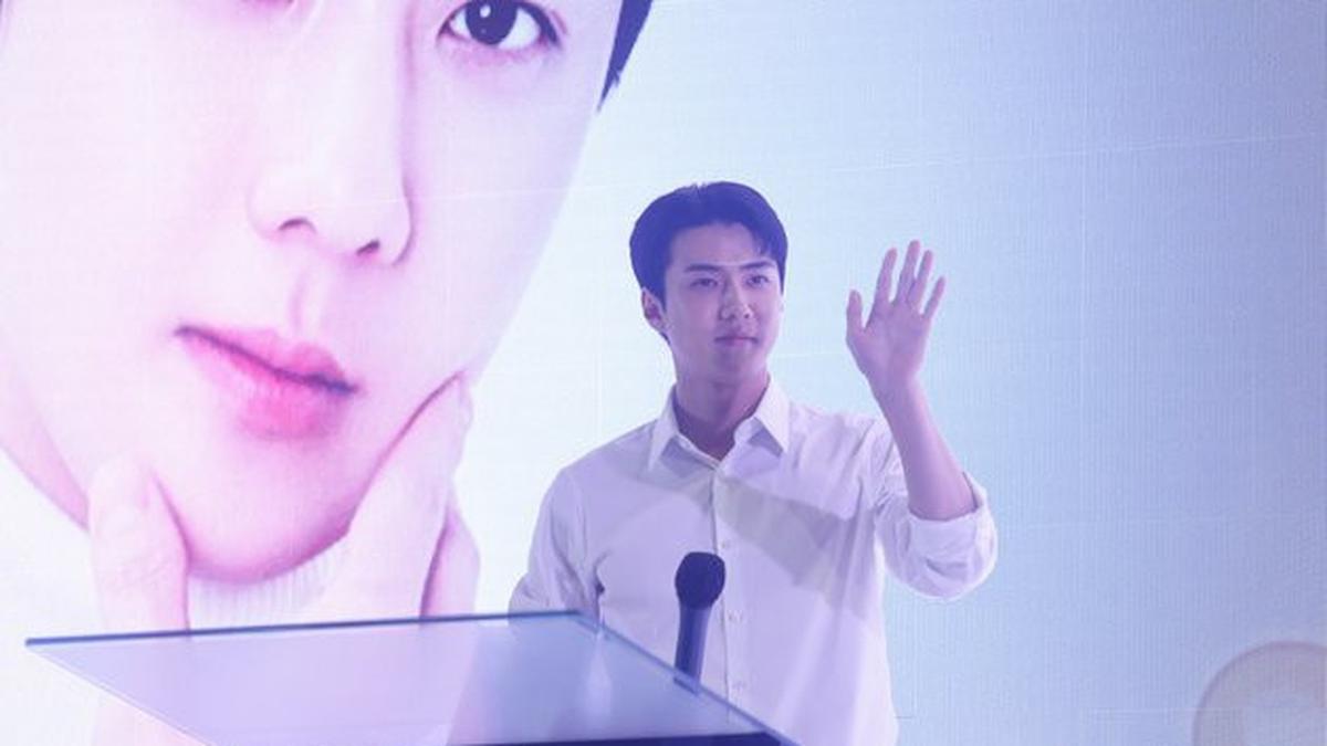 6 Potret Memesona Oh Sehun, Brand Ambassador Whitelab Temui Fans di ...