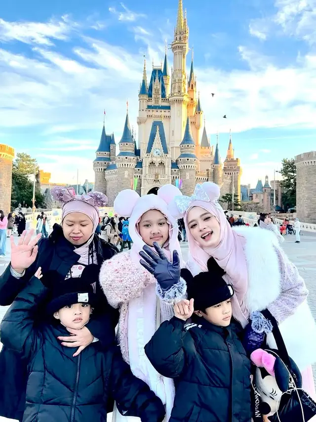 7 Potret Inara Rusli Ajak Anak Liburan di Disneyland Tokyo, Destinasi ...