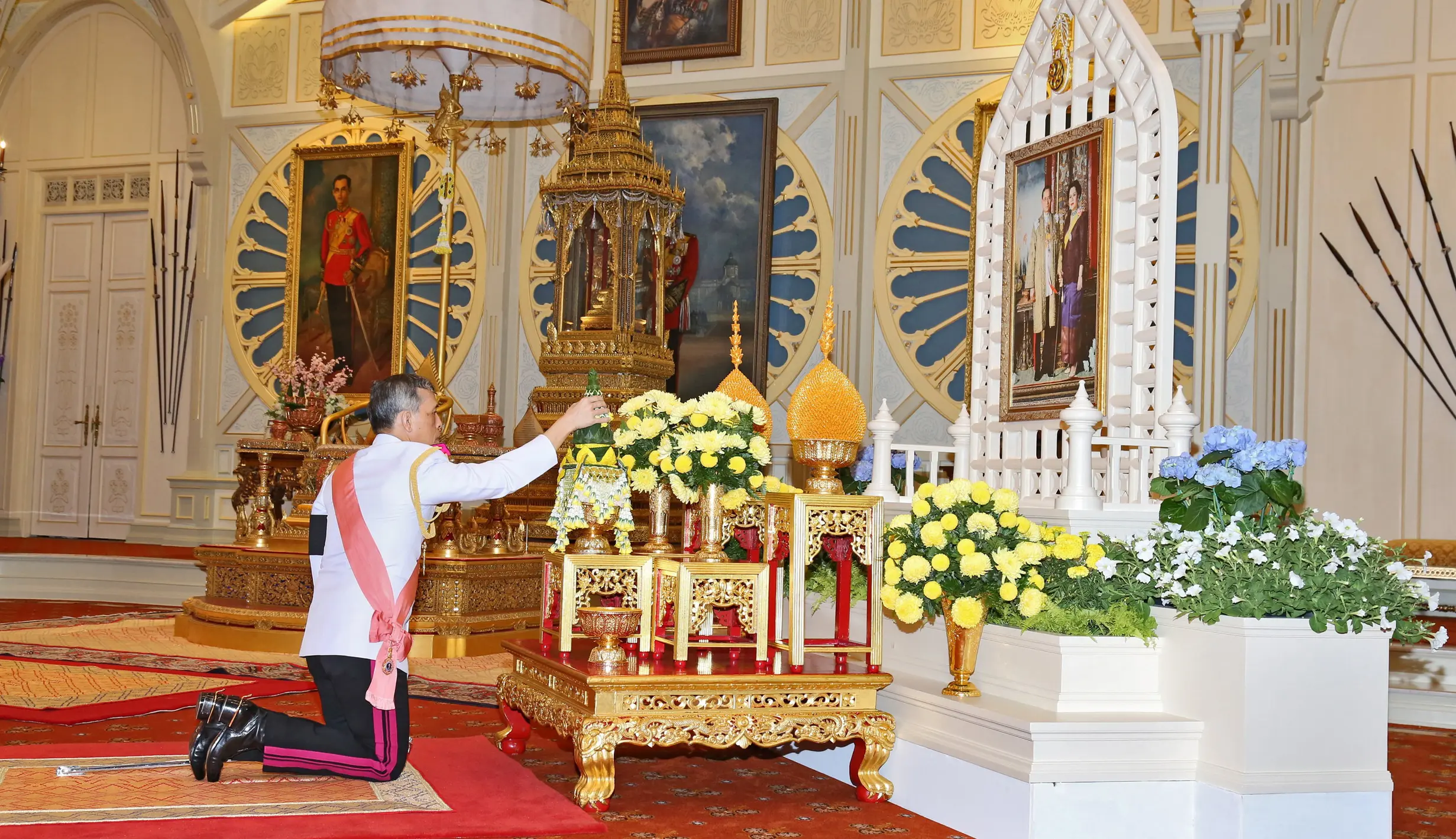 Putra Mahkota Maha Vajiralongkorn Resmi Jadi Raja Thailand - Foto ...