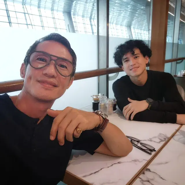 6 Potret Terbaru Presenter Erwin Parengkuan, Awet Muda di Usia 53 Tahun ...