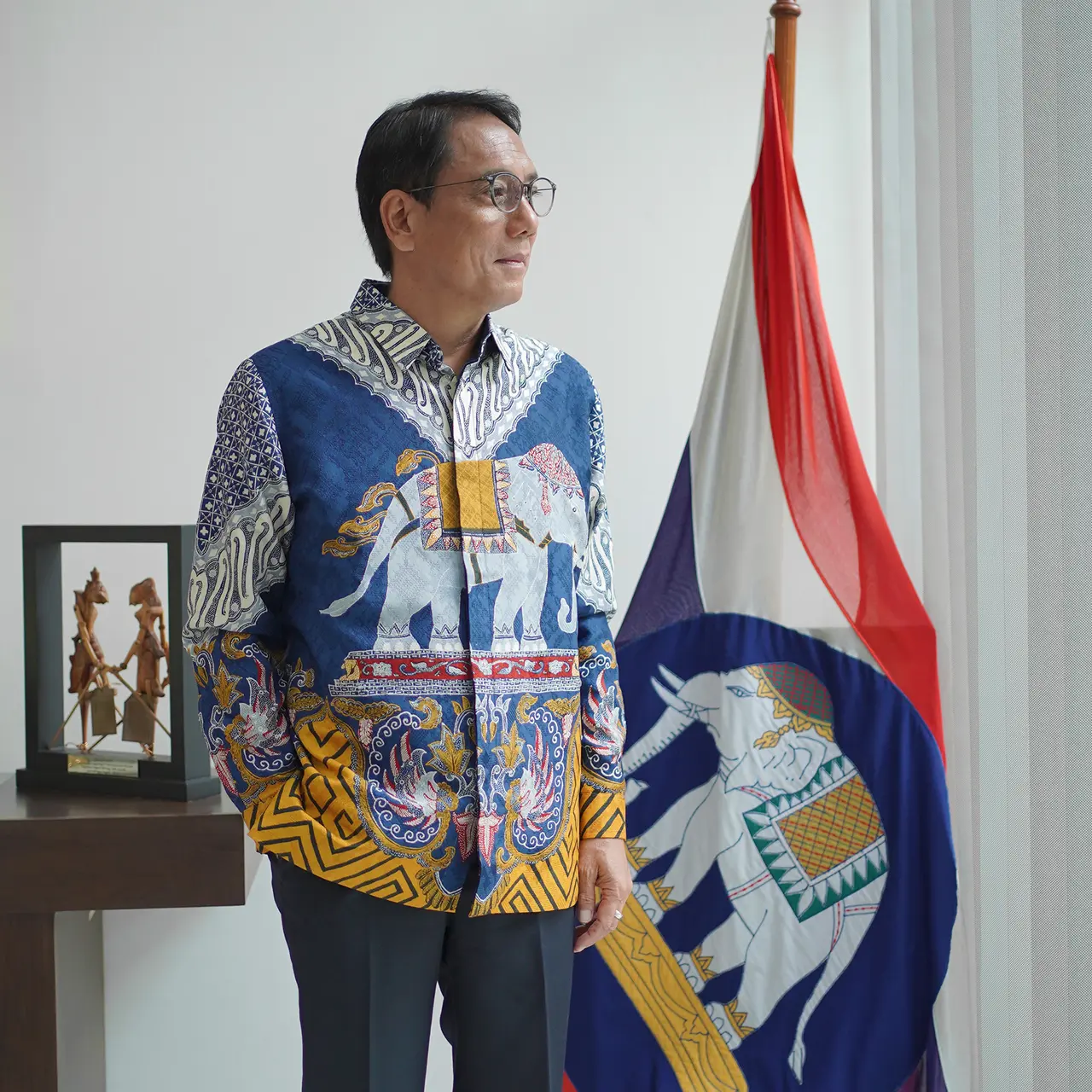 8 Keindahan Kolaborasi Motif Batik dengan Ikon Dunia dari Asia hingga ...