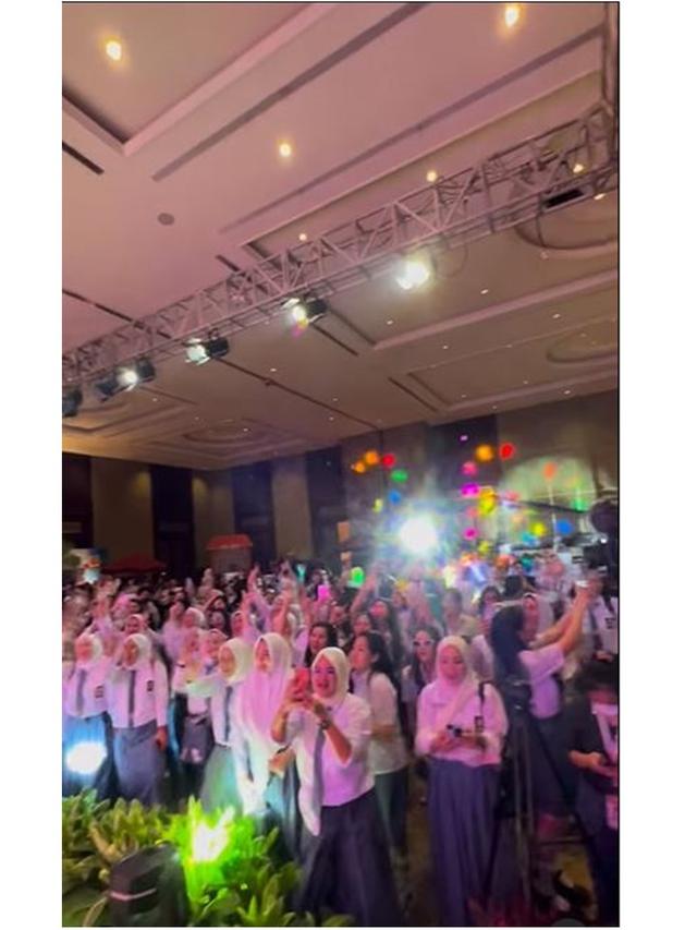 8 Potret Pesta Ulang Tahun Ussy Sulistiawaty Bertema Reuni SMA, Bertabur Bintang - Hot Liputan6.com