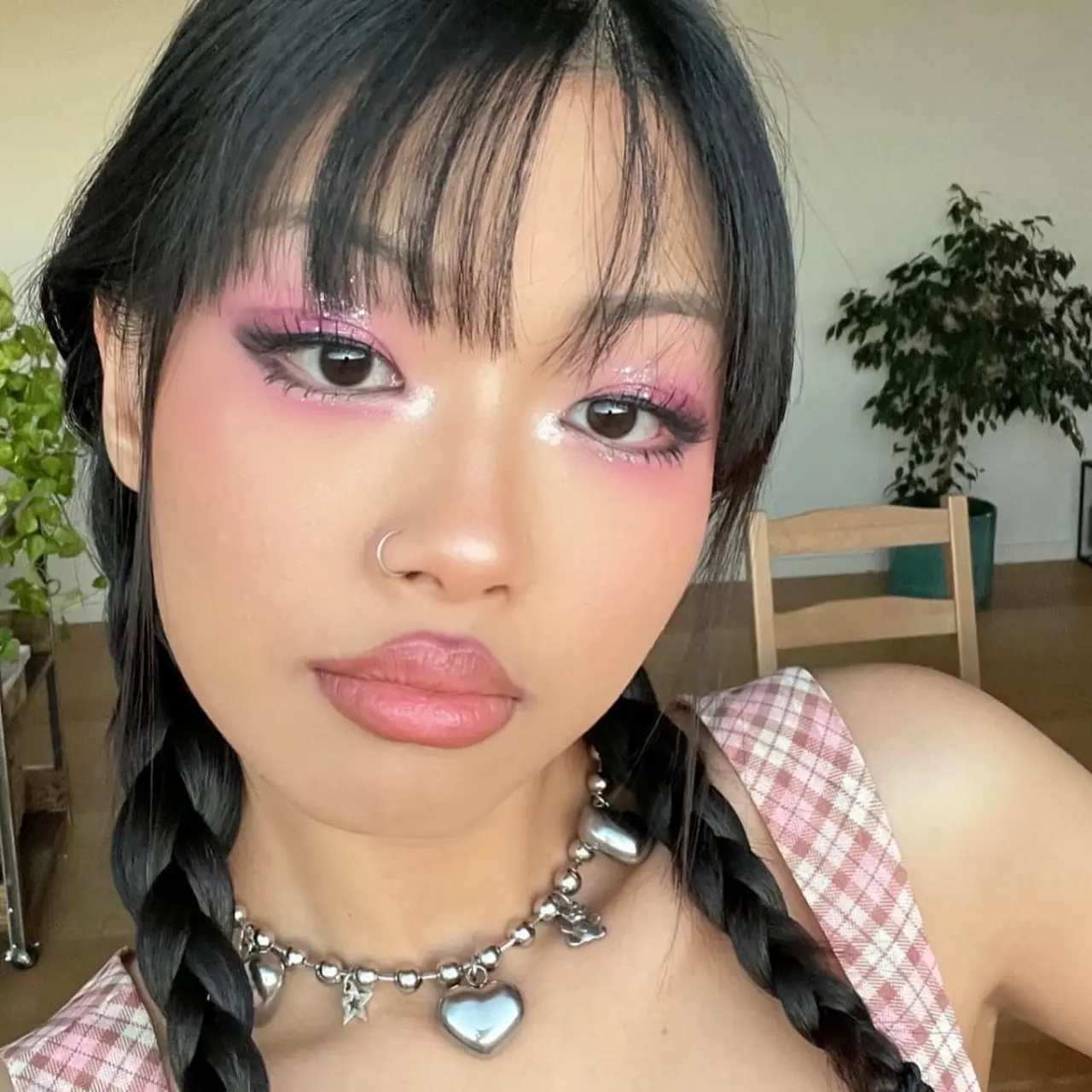 10 Potret Gaya Tampilan Y2K Vanntey Heng, Pacar Rich Brian yang Edgy ...