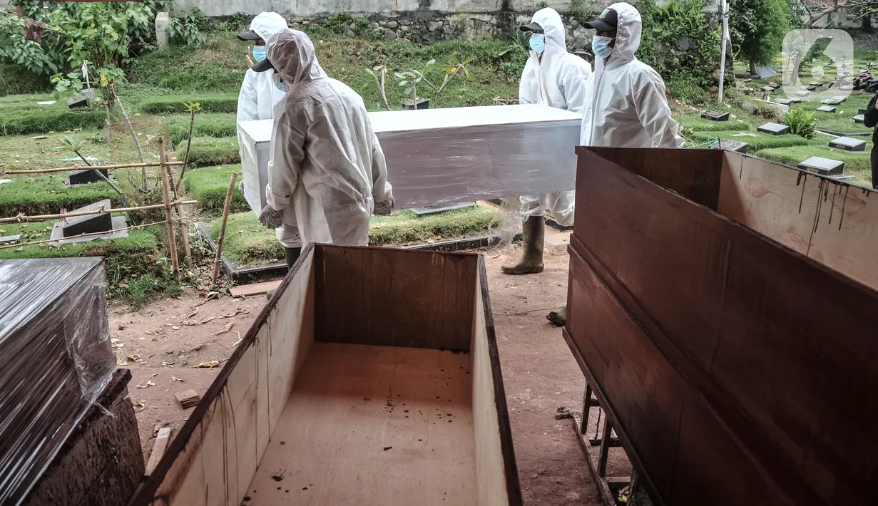 FOTO: Permintaan Peti Mati Covid-19 Meningkat - Foto Liputan6.com