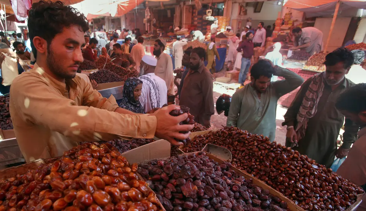 FOTO: Memasuki Ramadan, Warga Pakistan Berburu Kurma - Foto Liputan6.com