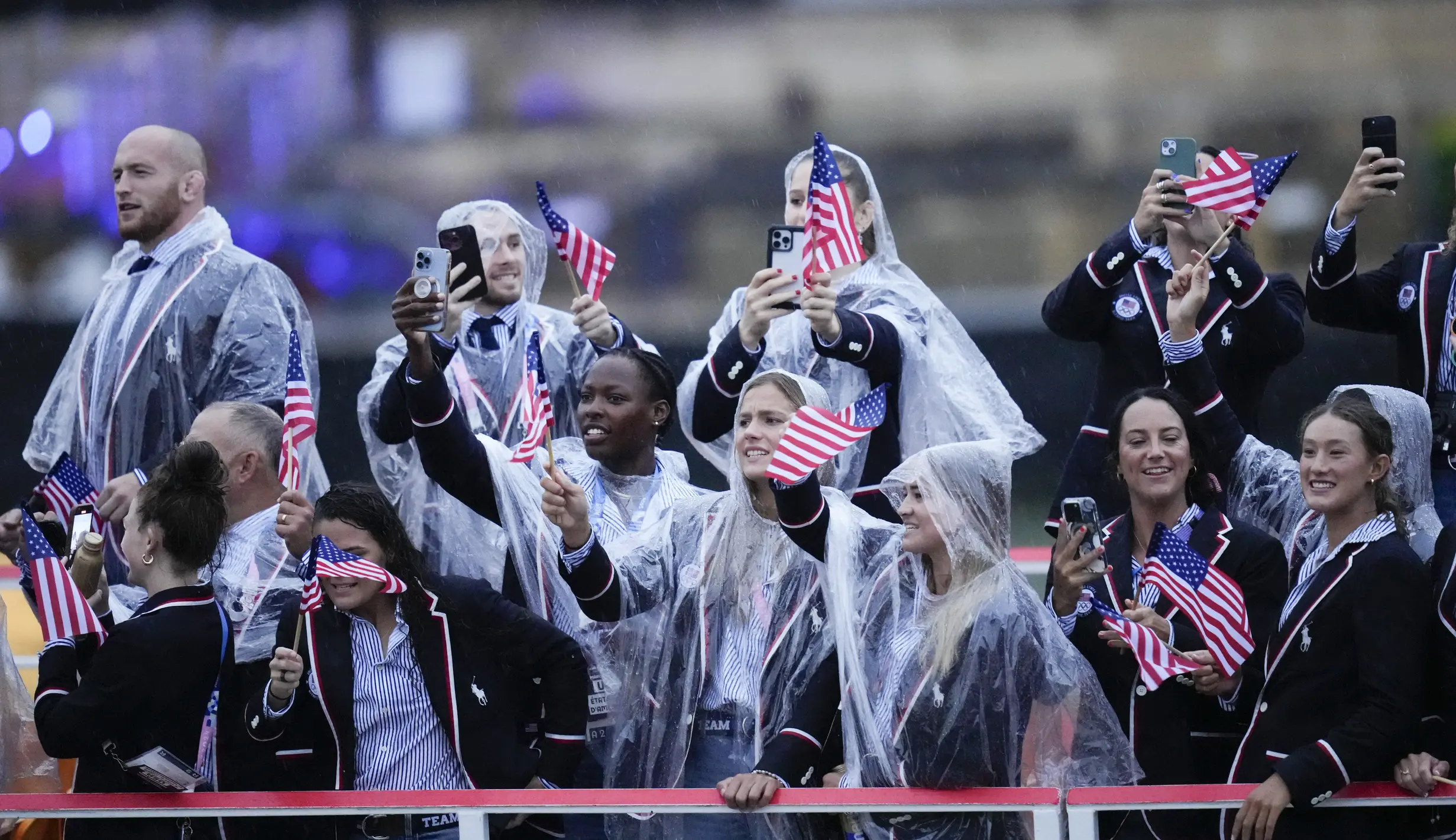 Hujan Deras Guyur Parade Atlet Olimpiade Paris 2024 - Foto Liputan6.com