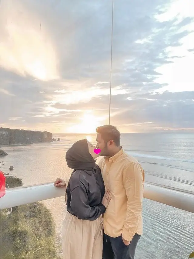 Bulan Madu, Kesha Ratuliu dan Suami Pamer Pose Mesra sambil Menyapa ...