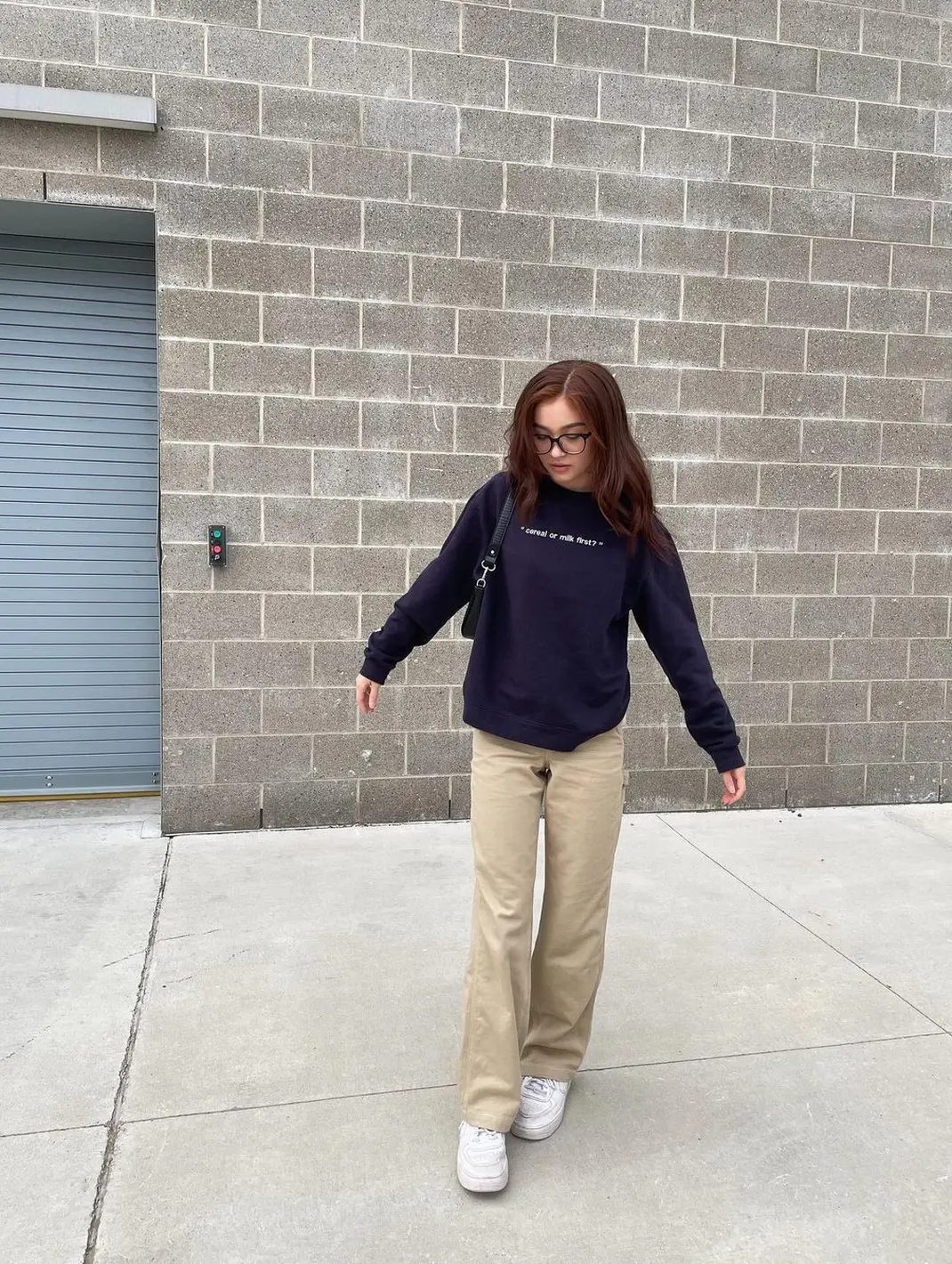 Sontek 8 OOTD Anna Cathcart Bintang Xo, Kitty yang Menawan dengan ...