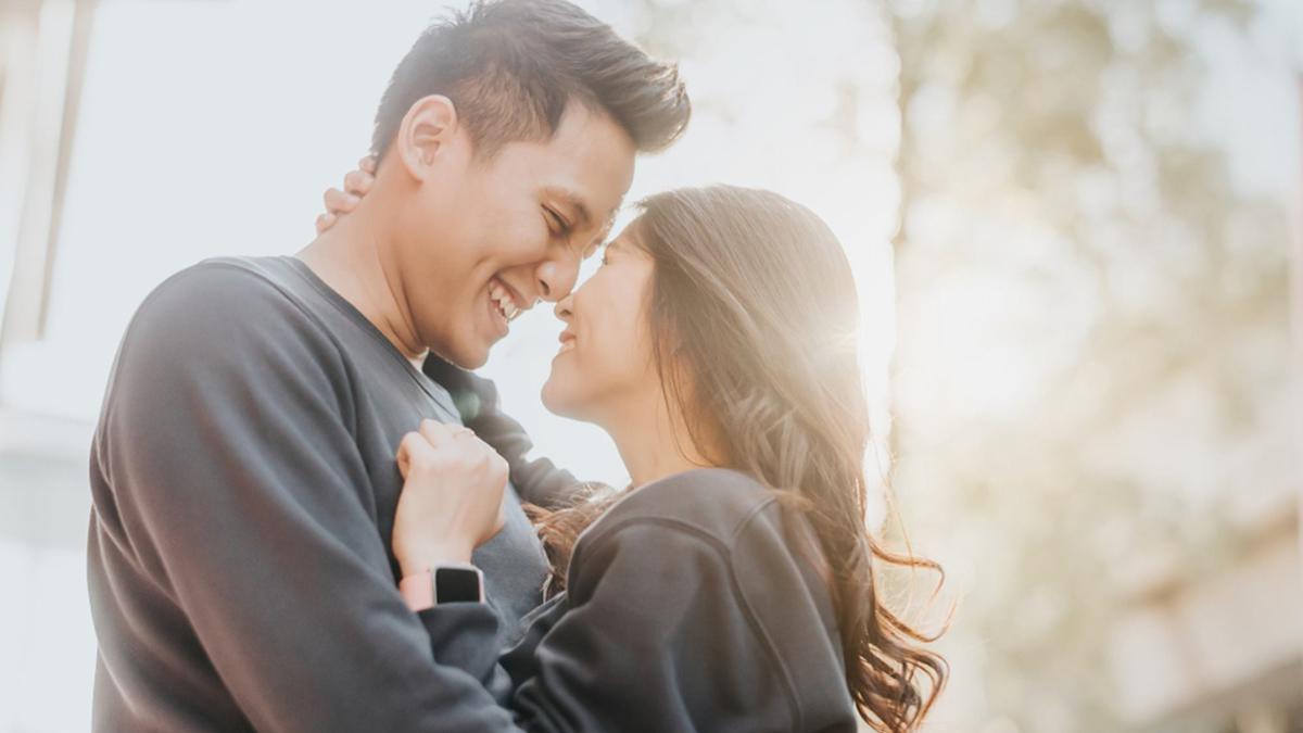 5 Tanda Pria Sebenarnya Menyukaimu di Balik Sikap Tenangnya - Relationship Fimela.com