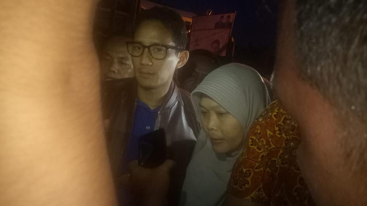 Emak-Emak Garut Hadiahi Sandiaga Uno Jaket Kulit - Pemilu Liputan6.com