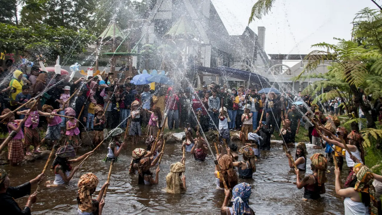 Upacara Irung-irung, Tradisi Warga Desa Cihideung Merawat Sumber Air ...