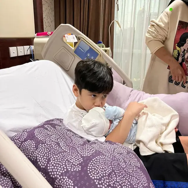 Potret Rafathar Malik Ahmad Gendong Baby R Ini Bikin Gemas, Sejuta ...