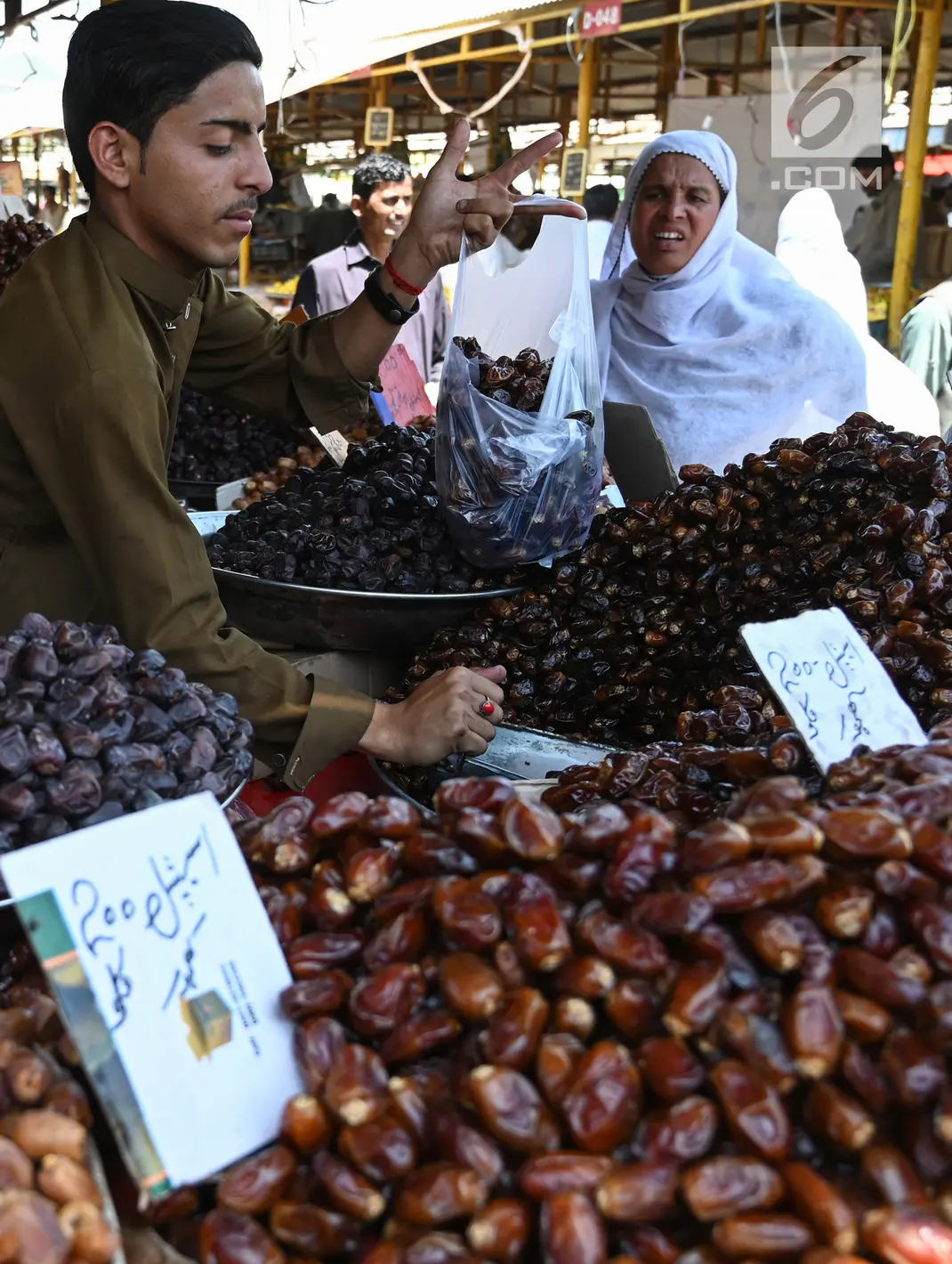 FOTO: Memasuki Ramadan, Warga Pakistan Berburu Kurma - Foto Liputan6.com
