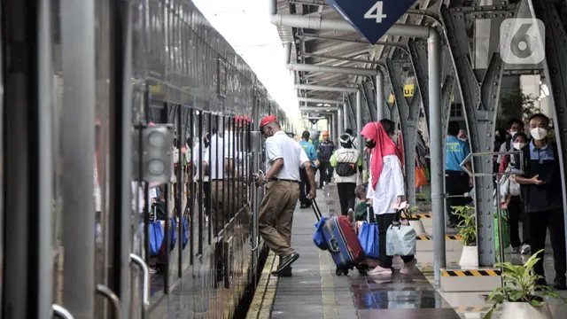 Stasiun Gambir dan Pasar Senen Masih Dipadati Pemudik di Hari Kedua Lebaran Idul Fitri 2023 ...