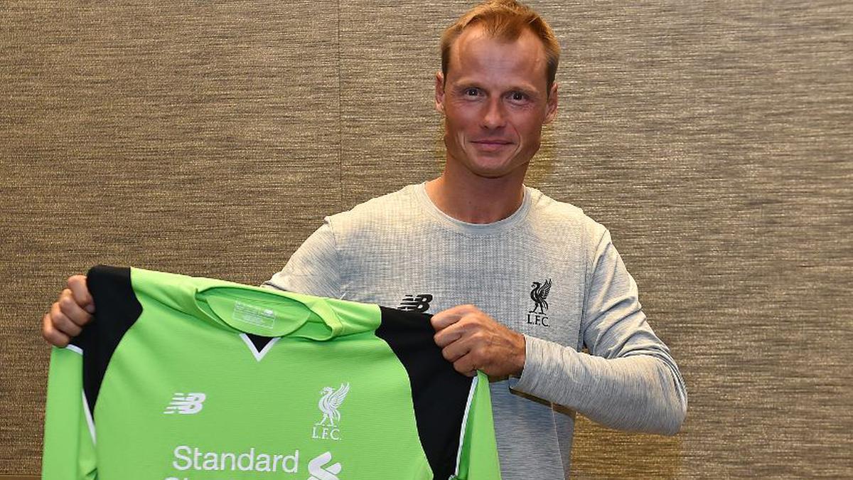 Liverpool Resmi Boyong Kiper 39 Tahun ke Anfield - Inggris Bola.com