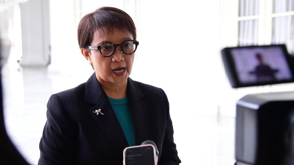 Potret Menlu Retno Marsudi Kenakan Baju Adat Mamasa di Upacara HUT ke ...