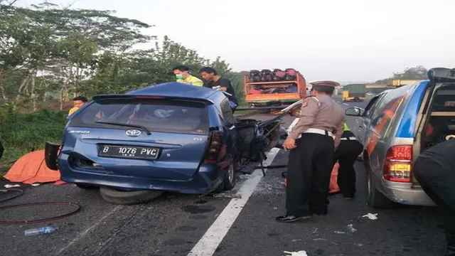 3 Fakta Kecelakaan di Tol Cipali, Minibus Seruduk Truk - News Liputan6.com