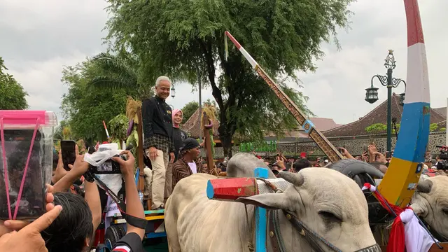 Ganjar-Mahfud Naik Pedati Sapi, Massa Penuhi Jalanan di Solo - Pemilu ...