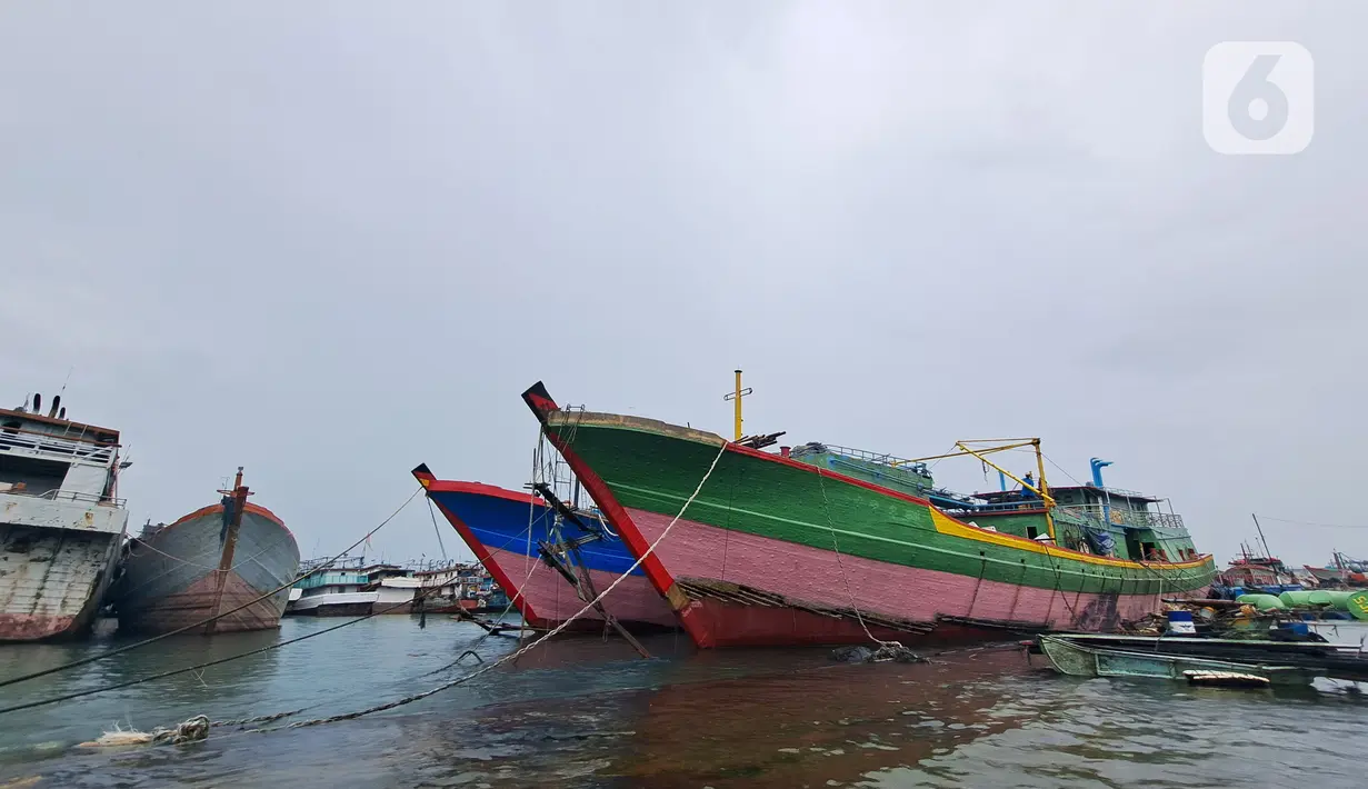 Cuaca Ekstrem, Banjir Rob Landa Pelabuhan Muara Baru - Foto Liputan6.com