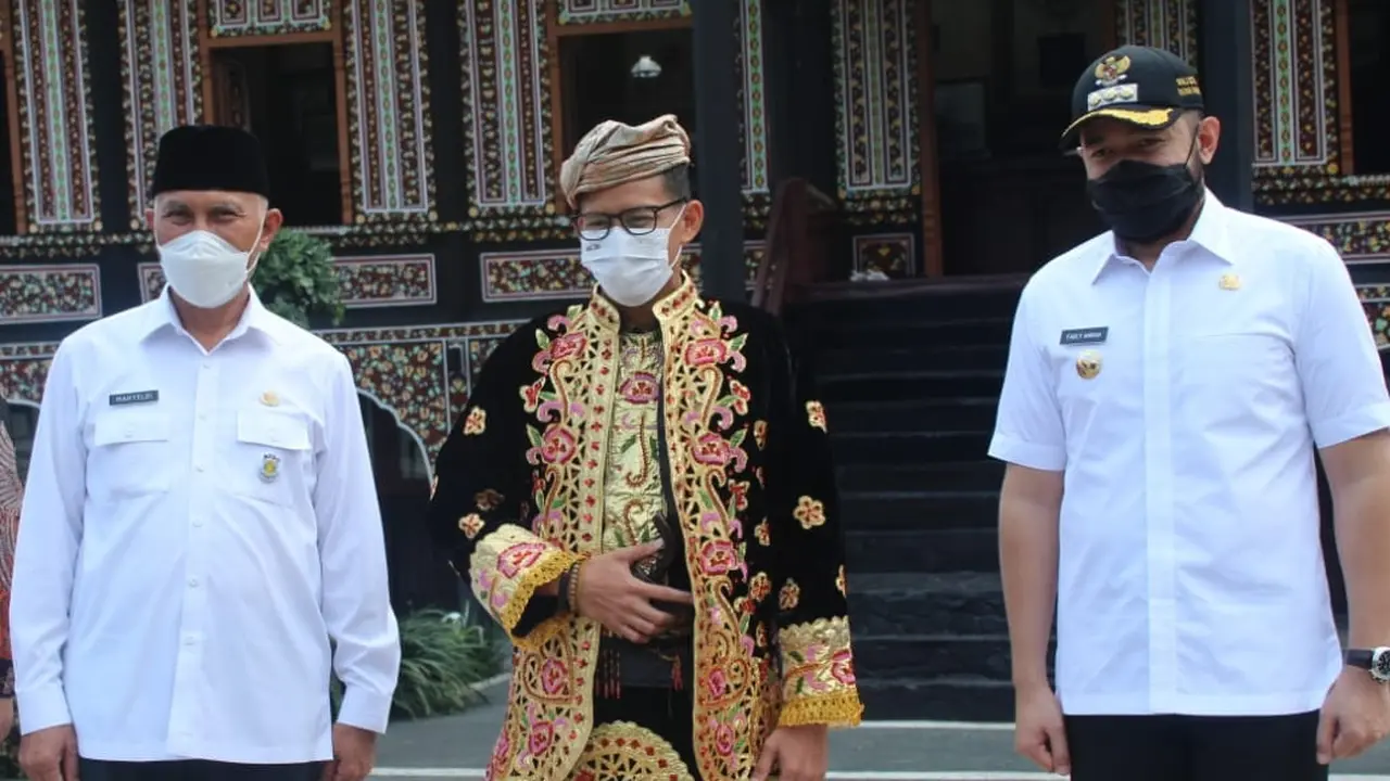 Sambangi Pusat Kebudayaan Minangkabau, Sandiaga Uno Berubah Jadi ...