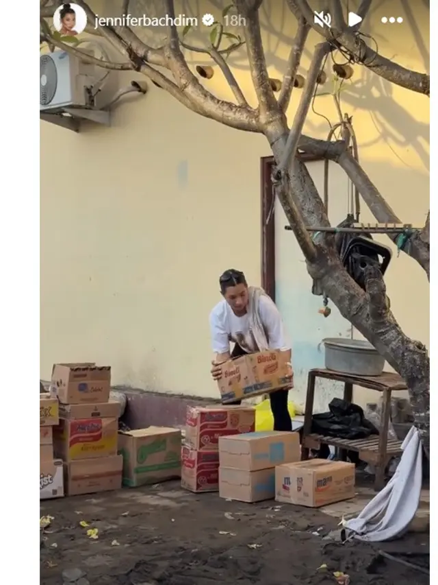 6 Potret Irfan dan Jennifer Bachdim Salurkan Bantuan Logistik Korban ...