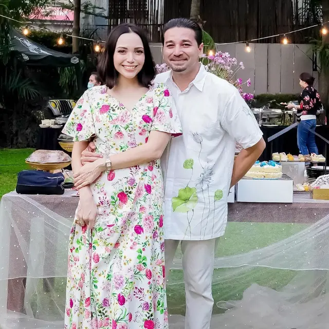 Jarang Tersorot, Ini 6 Potret Kebersamaan Umar Lubis dan Istri - Hot ...