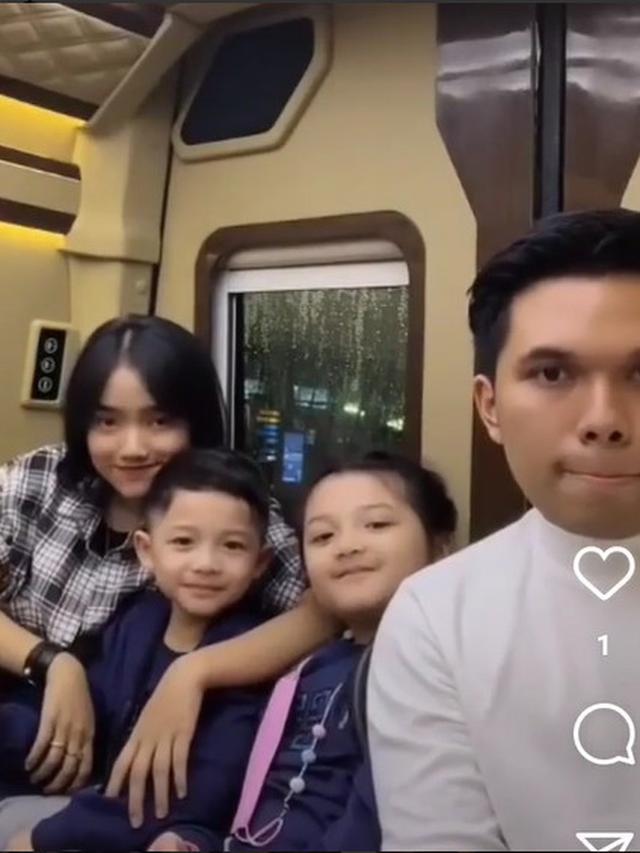 Kepergok Gandengan Tangan, Ini 6 Potret Manis Fuji dan Thariq ...