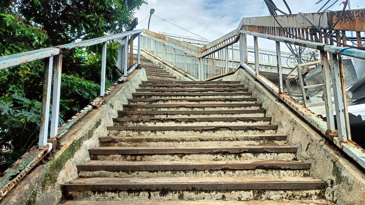 Potret Semrawutnya JPO Cawang Kompor: Kabel Kusut, Besi Berkarat, dan ...