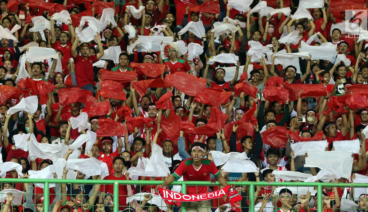 FOTO: Suporter Indonesia Merah-Putihkan Stadion Patriot Candrabhaga ...