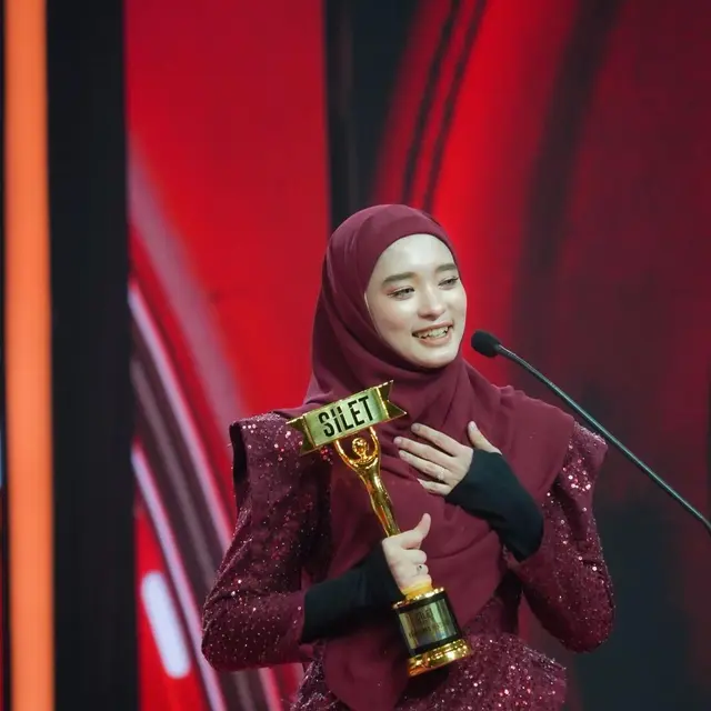 6 Potret Inara Rusli di Acara Awards, Raih Dua Penghargaan hingga Jadi ...