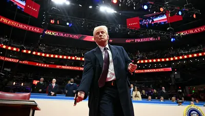 Pesan Tersembunyi Melania Trump Lewat Topi Lebarnya Saat Dampingi ...