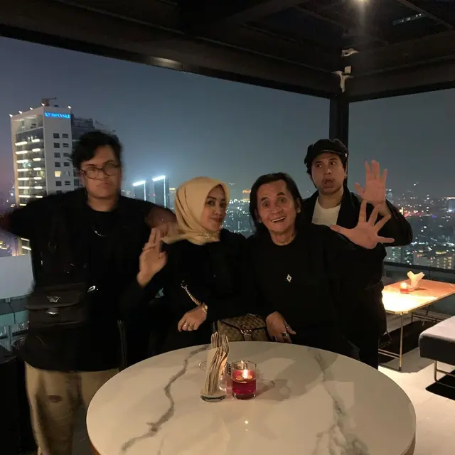 Harmonis, Ini 6 Potret Keluarga Azis Jamrud yang Jarang Terekspos - Hot ...