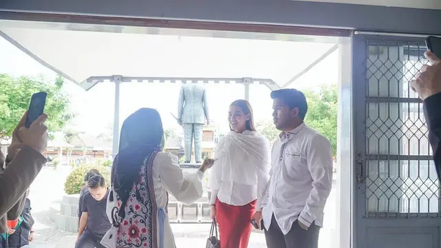 6 Potret Aaliyah Massaid Nyekar ke Makam Bung Karno Bareng Thariq Halilintar, Anggun Berkerudung ...