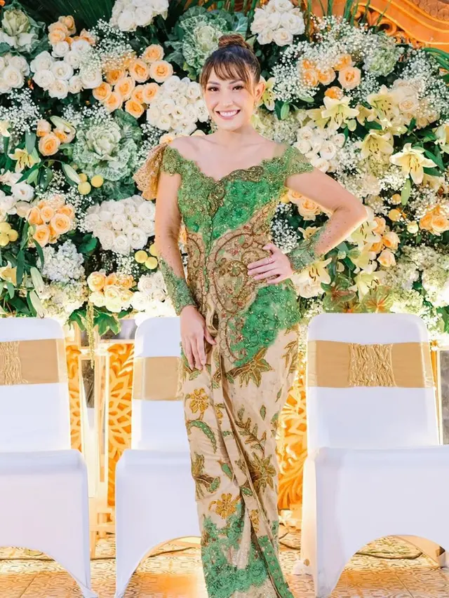 Inspirasi Kebaya Modern Warna Hijau yang Mewah dan Elegan ala Artis, dari Aurel Hermansyah ...