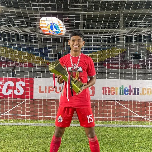 5 Potret Salman Alfarid, Bek Kiri Baru Persebaya Surabaya - Surabaya ...