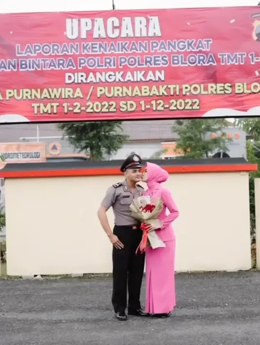 Potret Anggun Yeni Inka Pakai Seragam Bhayangkari, Curi Perhatian ...