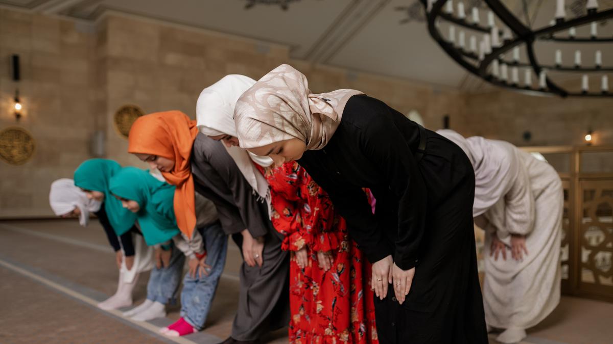 Bacaan Rukuk dan Sujud dalam Sholat Beserta Artinya, Wajib Dipahami ...