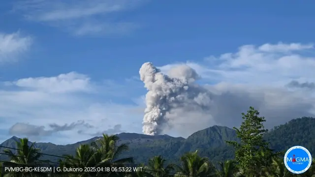 Gunung Dukono Erupsi Lagi, Semburkan Abu Vulkanik 1.000 Meter ke Arah Barat - Regional Liputan6.com