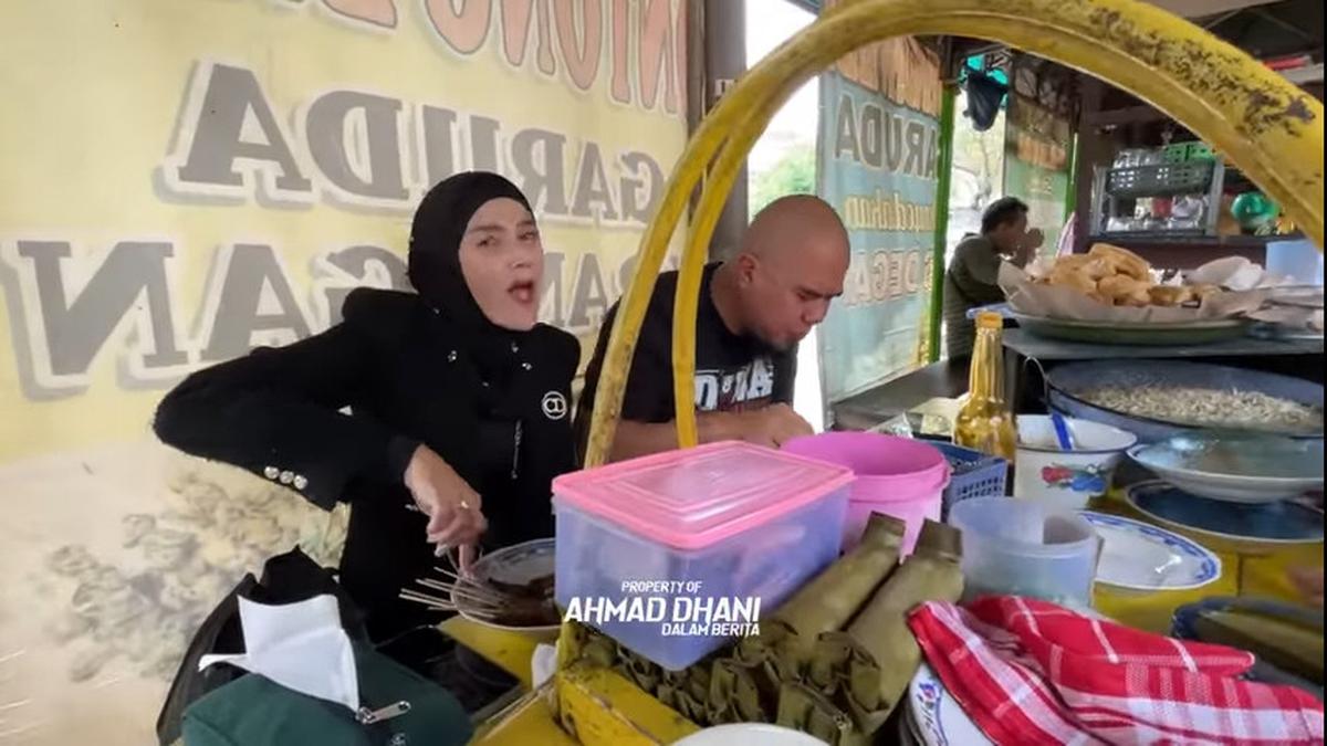 Potret Ahmad Dhani dan Mulan Jameela Makan Lontong Balap di Pinggir Jalan - Photo Fimela.com