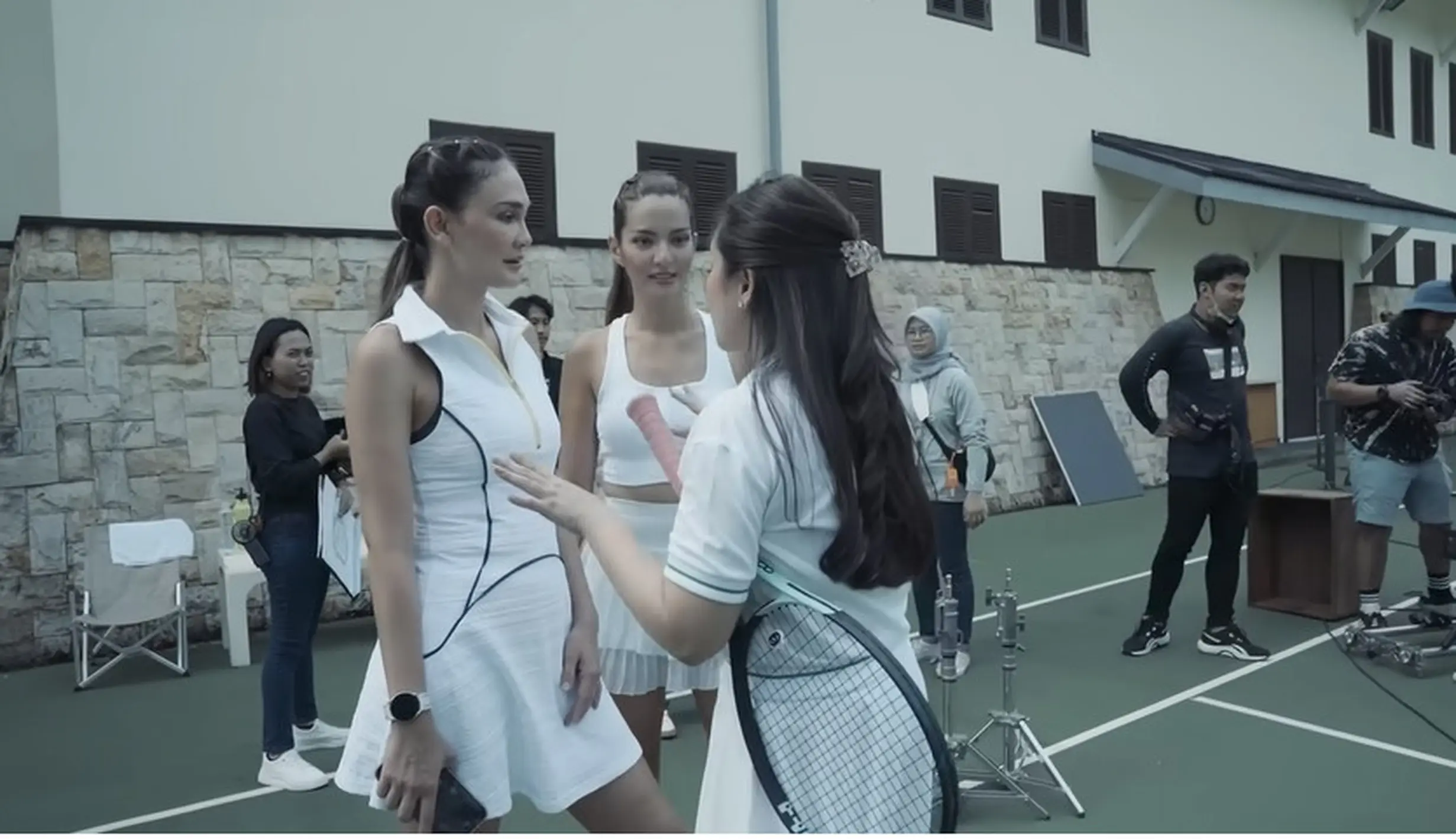 Potret Luna Maya Latihan Tenis dengan Cipung, Gayanya Rayyanza Buat Netizen Gemas - Photo Fimela.com