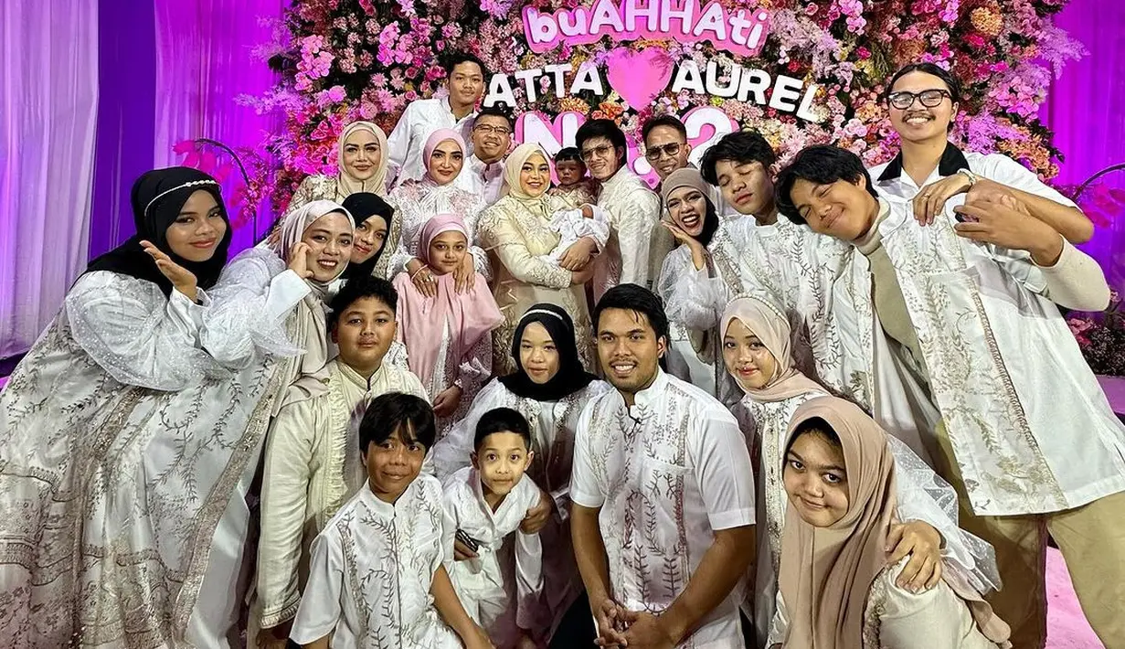 6 Potret Elegan Keluarga di Acara Aqiqah Anak Kedua Aurel Hermansyah-Atta Halilintar, Pakai ...