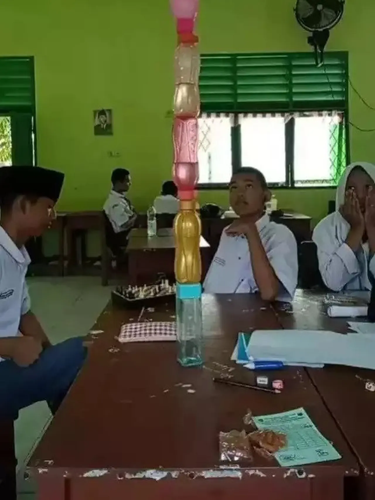7 Potret Kreasi Murid Saat Gabut di Kelas Ini Kocak, Bikin Rindu ...