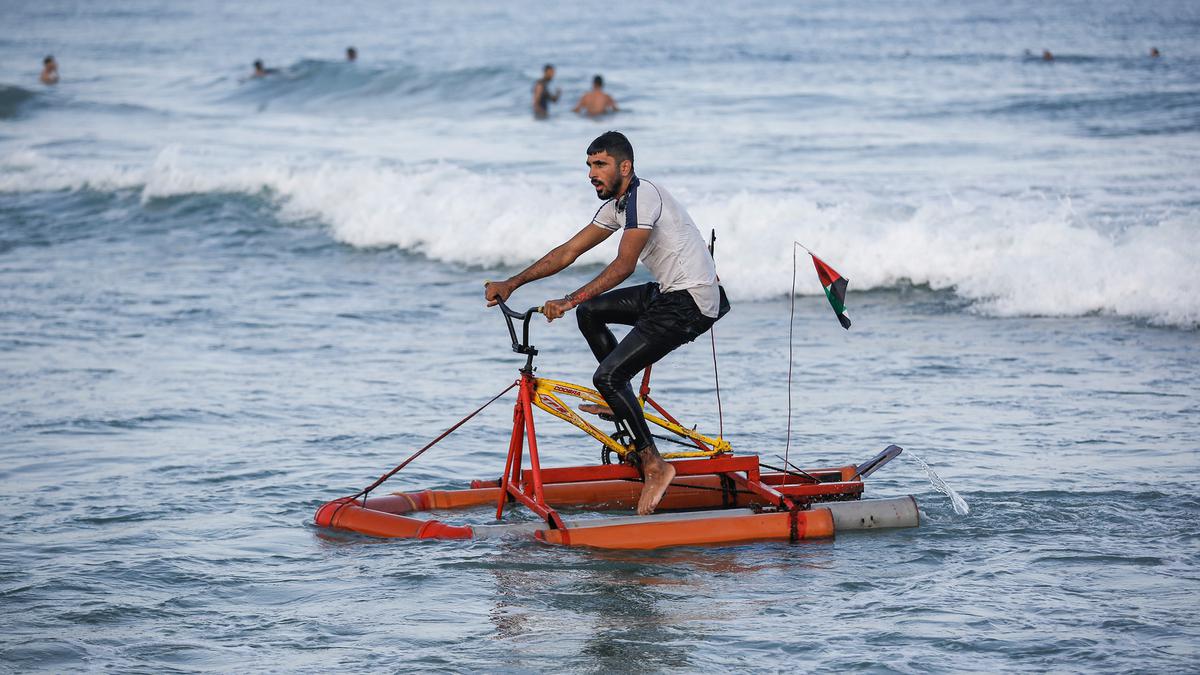 FOTO: Perahu Kayuh dari Bahan Daur Ulang Buatan Nelayan Palestina ...