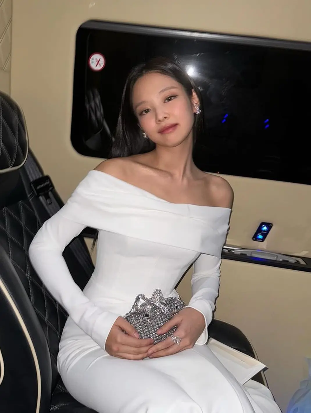 6 Gaya Jennie Blackpink Kenakan Gaun Pengantin Putih saat Hadir di ...