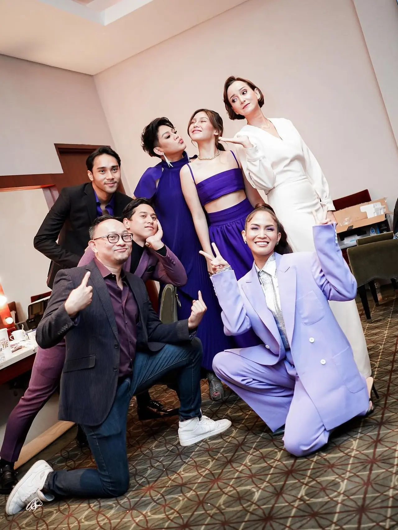 5 Potret Achmad Megantara Saat Menghadiri Gala Premiere Film Backstage ...