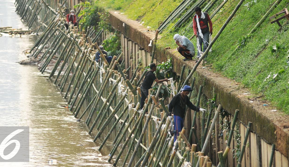 Cegah Longsor, Turap Bambu Dipasang Hingga 600 Meter - Foto Liputan6.com